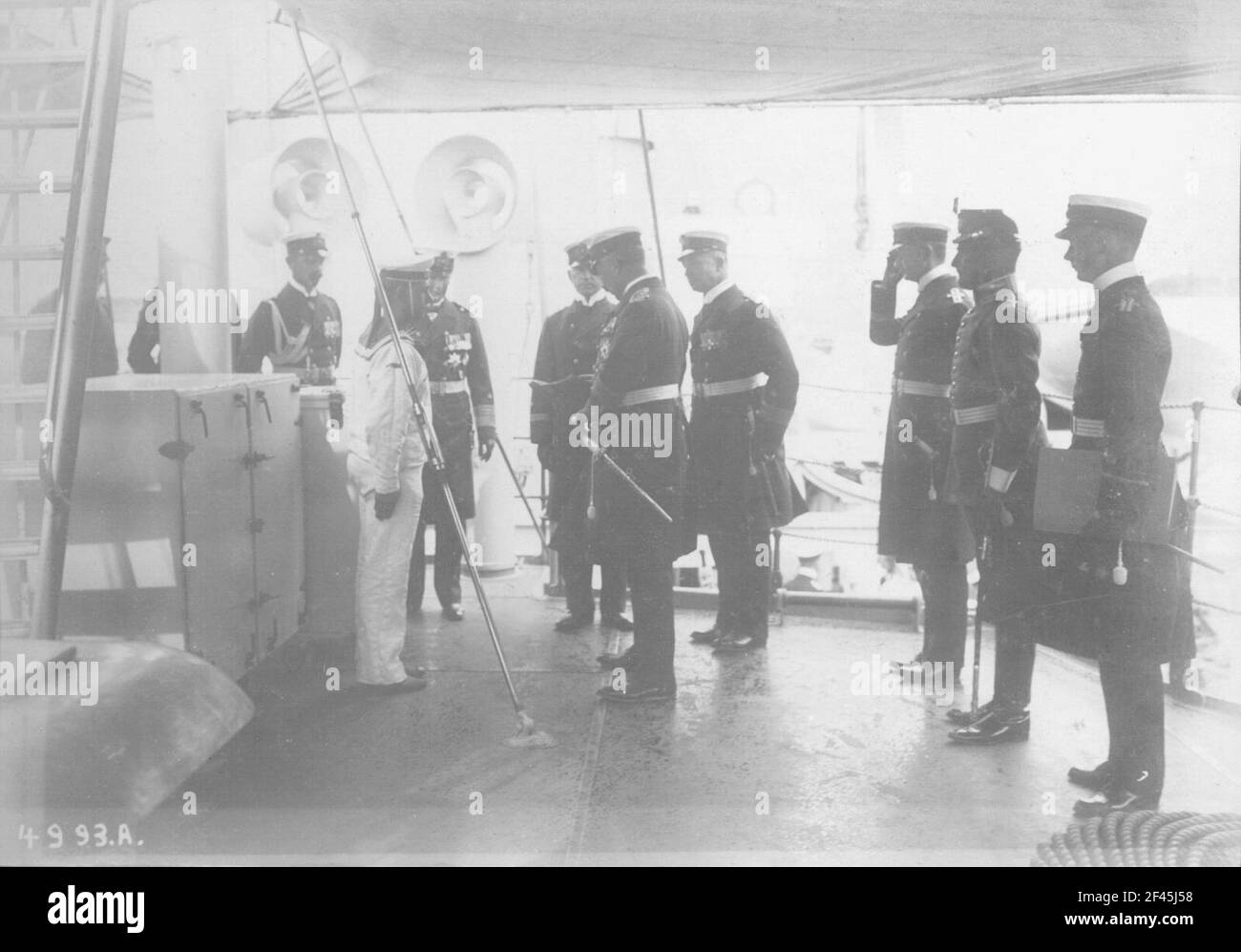 Kaiser Wilhelm II opens the message of a sailor, present are eight ...