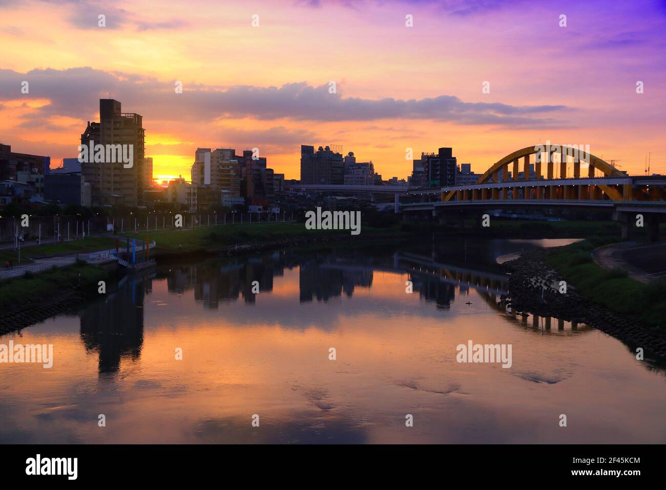 Songshan district sunset cityscape in Taipei. River skyline reflection ...