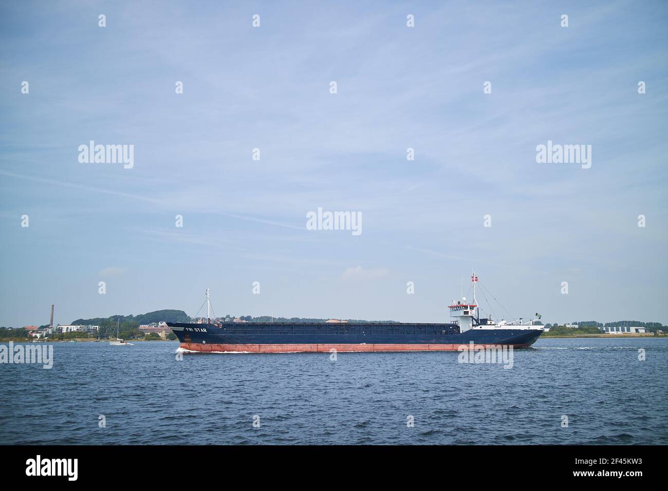 Large blue container ship hi-res stock photography and images - Alamy