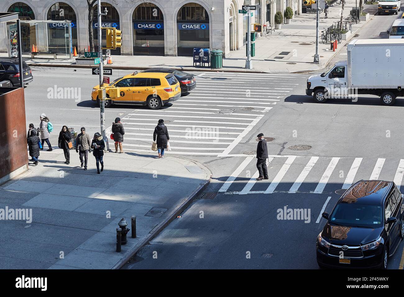 people walking across a street in new york city Stock Photo - Alamy