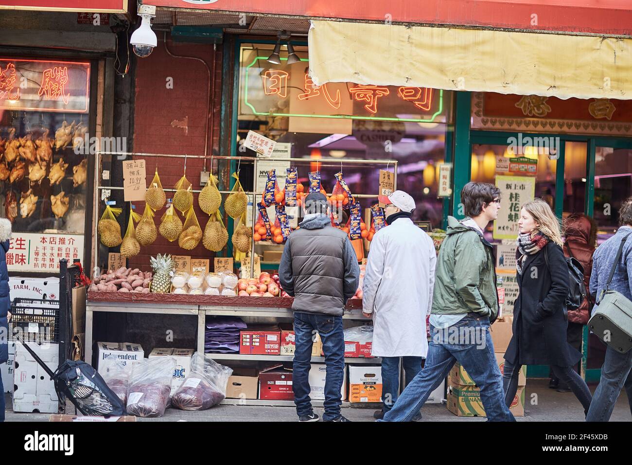 a busy market in new york city Stock Photo - Alamy
