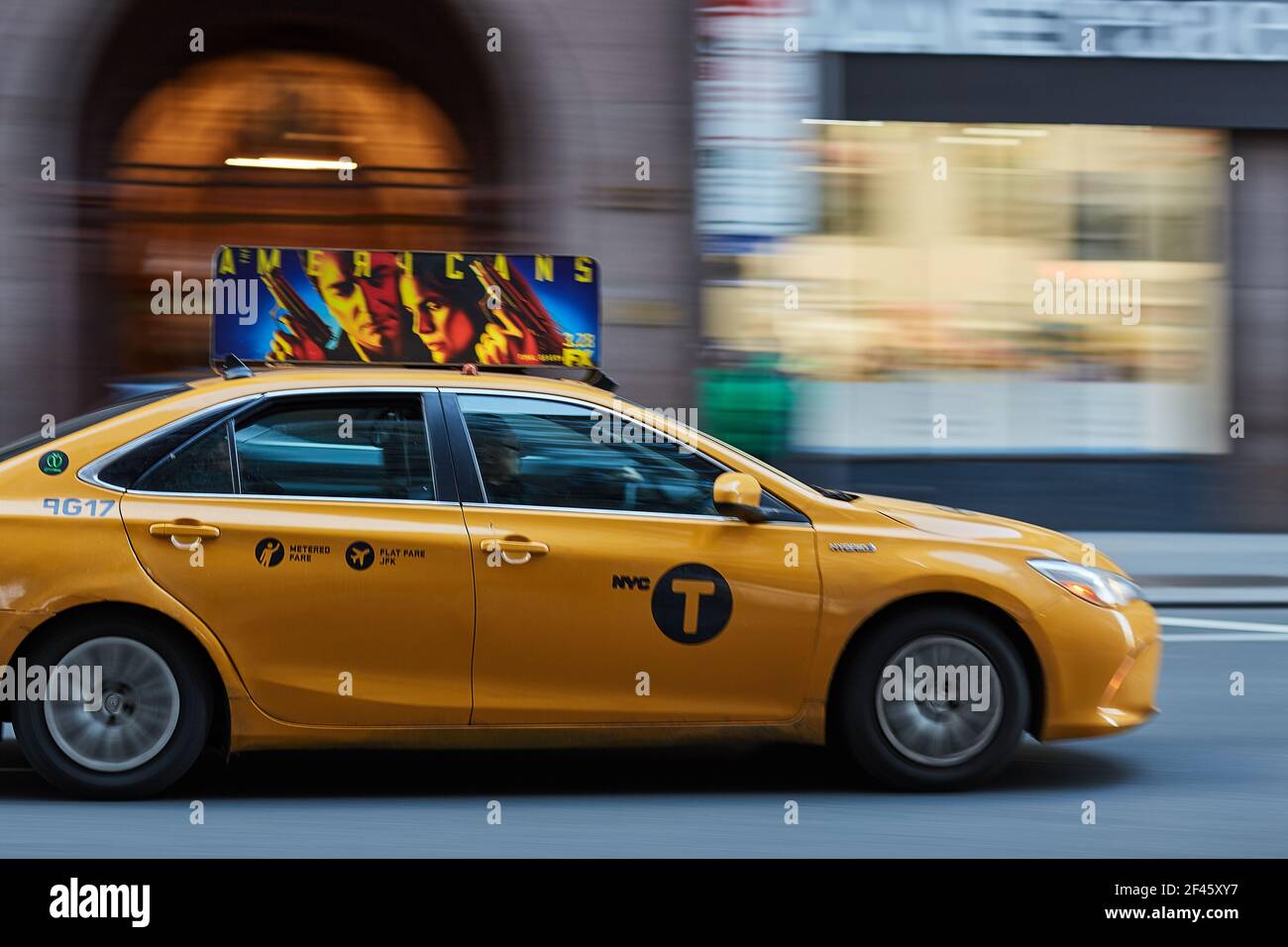 Yellow new york taxi hi-res stock photography and images - Alamy