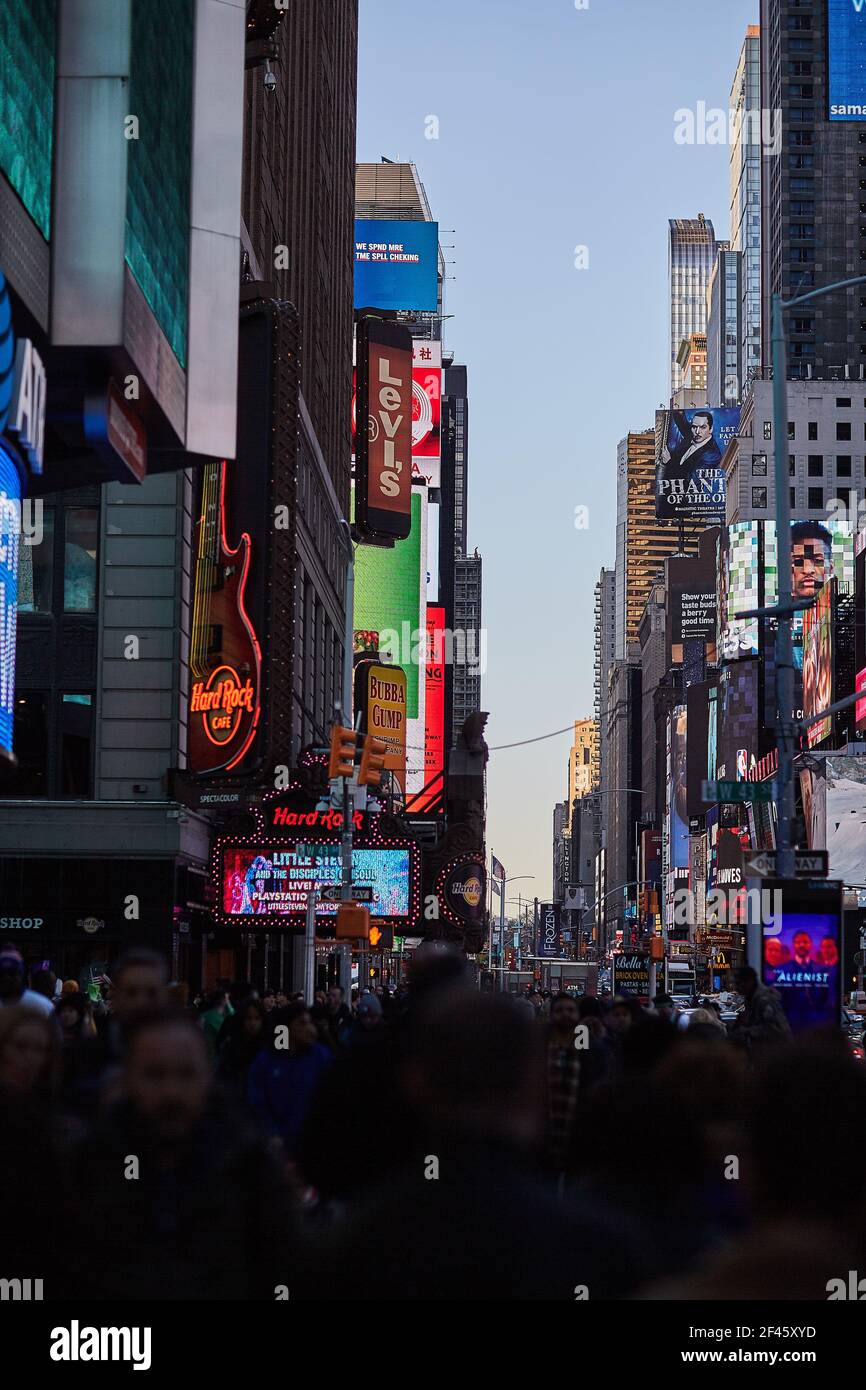 busy times square in new york city Stock Photo - Alamy