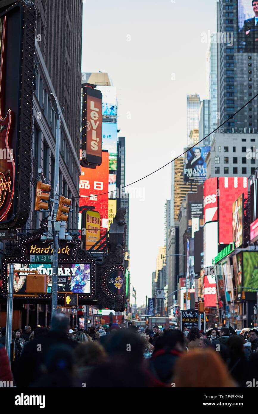 busy times square in new york city Stock Photo - Alamy