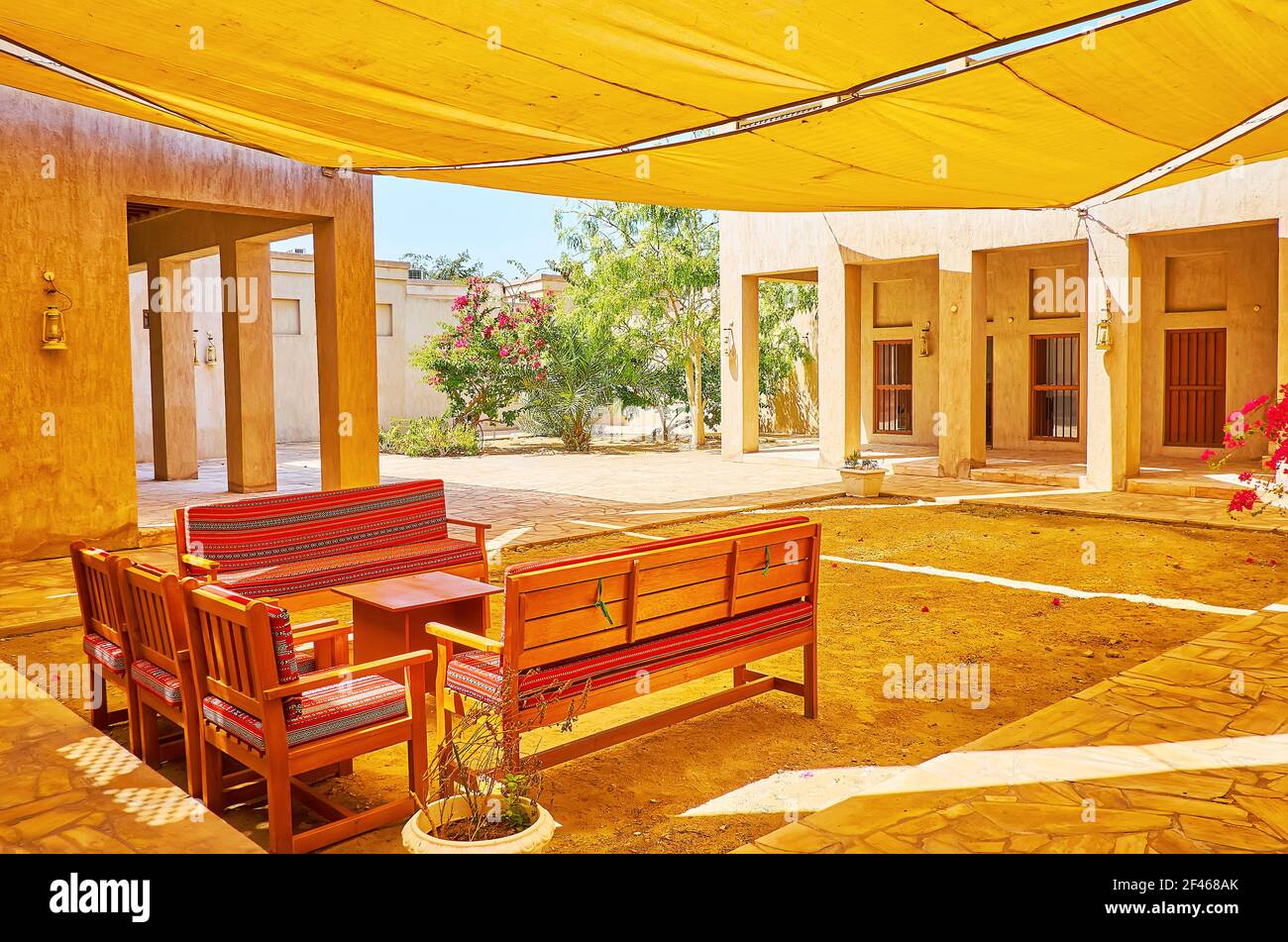 Scenic adobe street al hi-res stock photography and images - Alamy