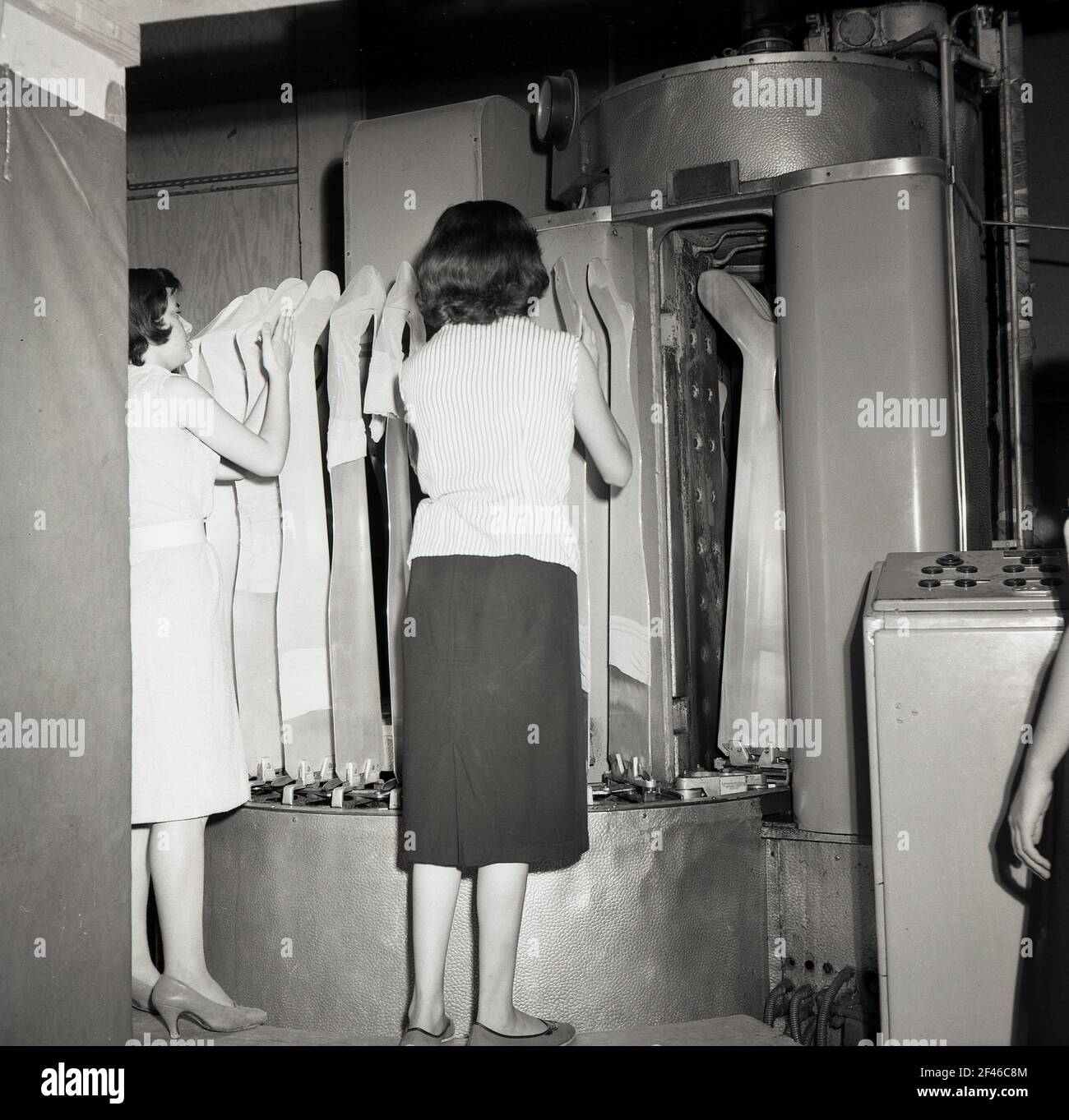 Stockings 1950s hi-res stock photography and images - Alamy