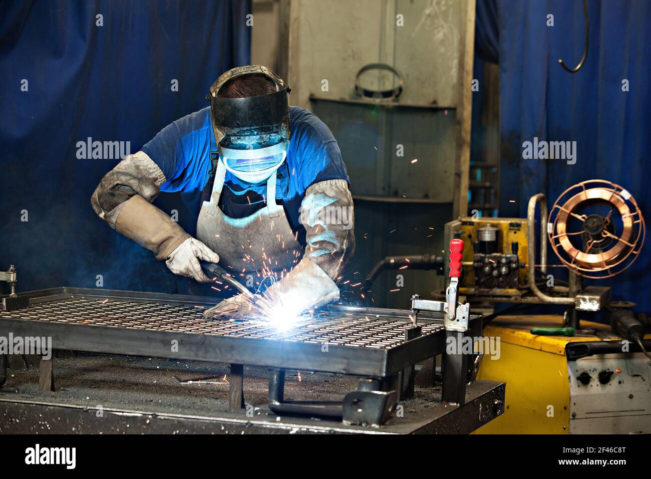 Manual welding hi-res stock photography and images - Alamy