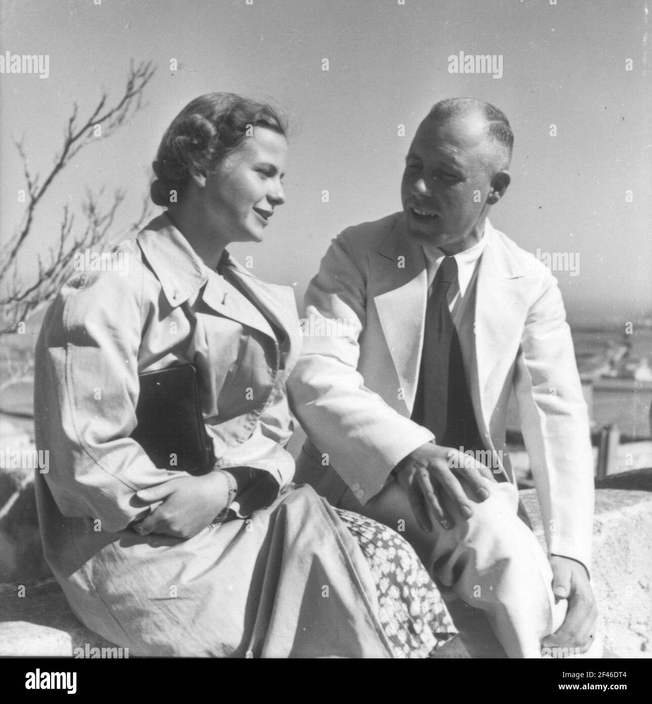 Vacation couple travel in Black and White Stock Photos & Images - Alamy