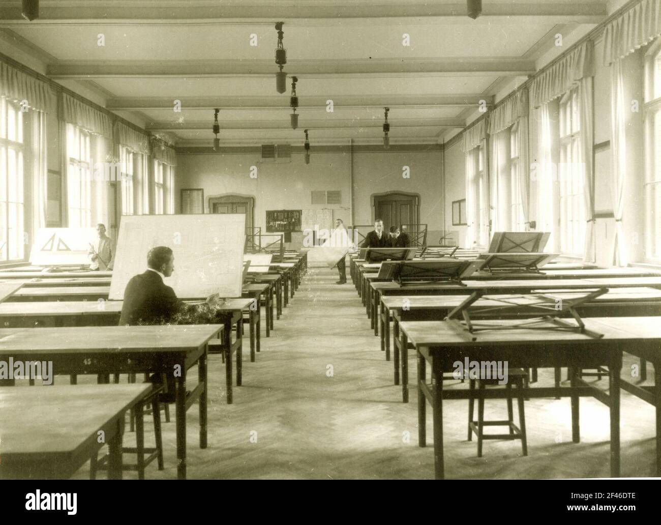 Construction hall on the first floor Construction hall on the first ...