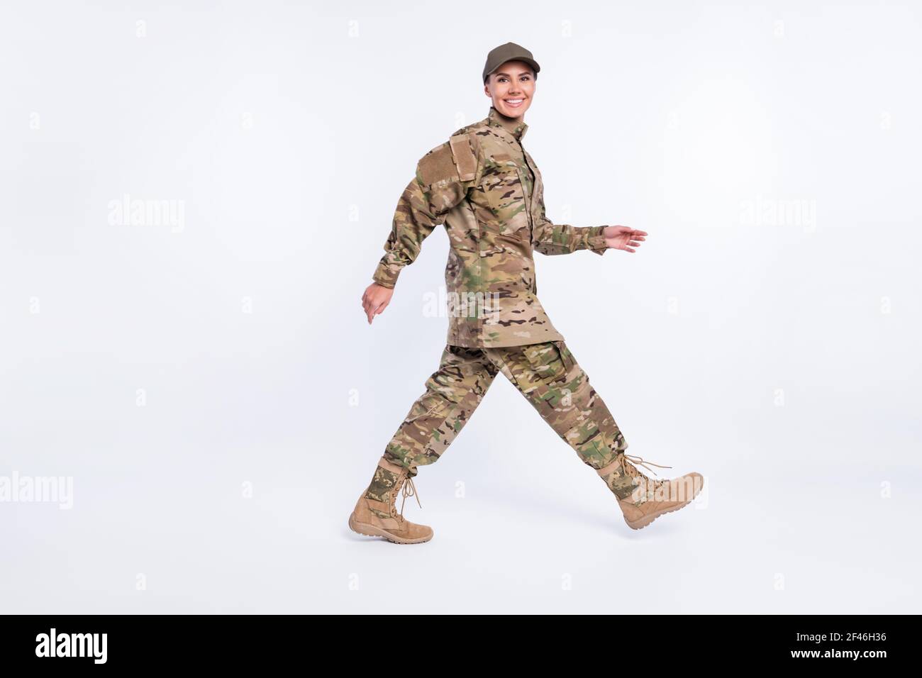 Side profile soldier full body hi-res stock photography and images - Alamy