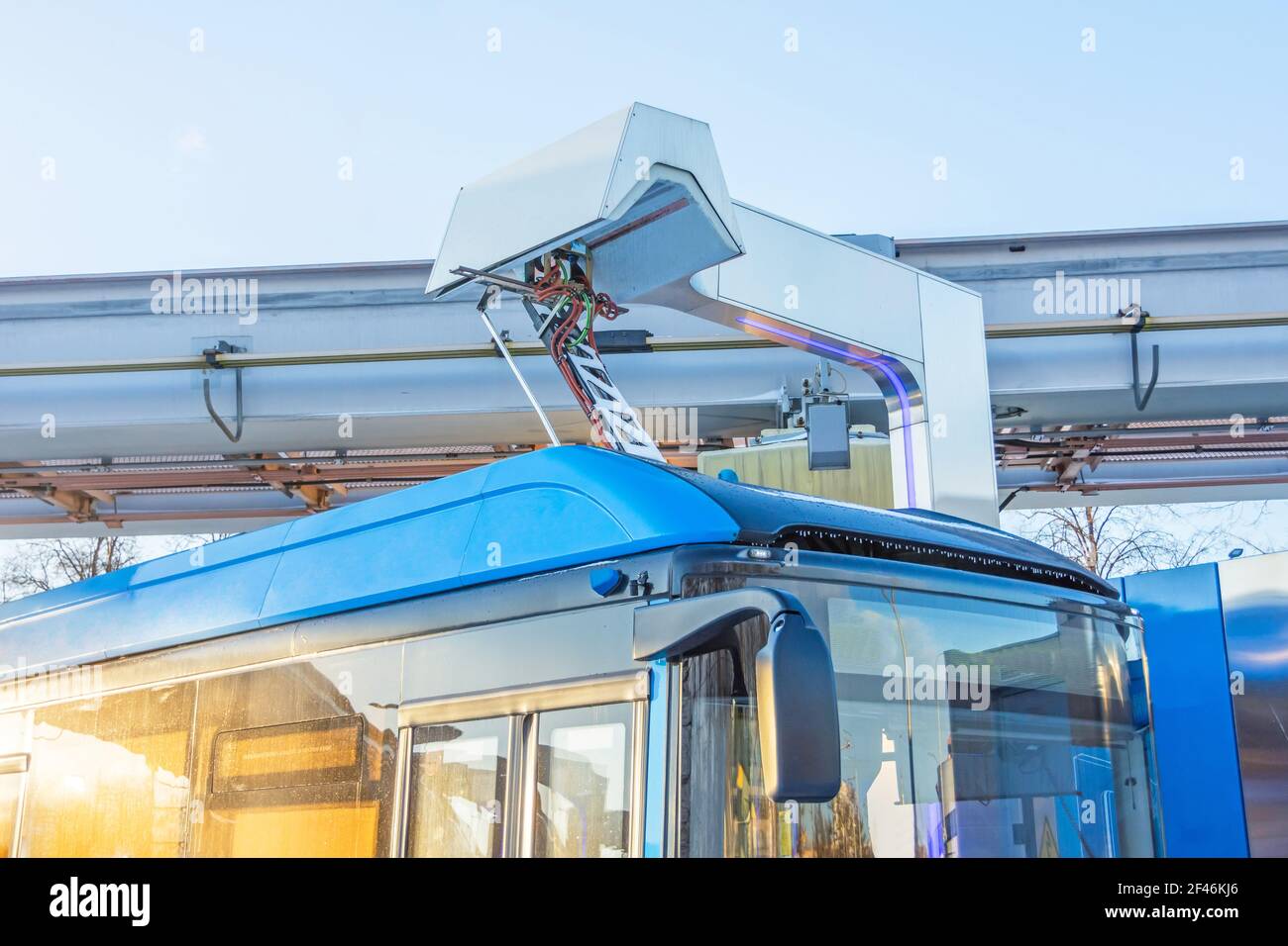 Device for recharging batteries on the roof of an environmentally ...