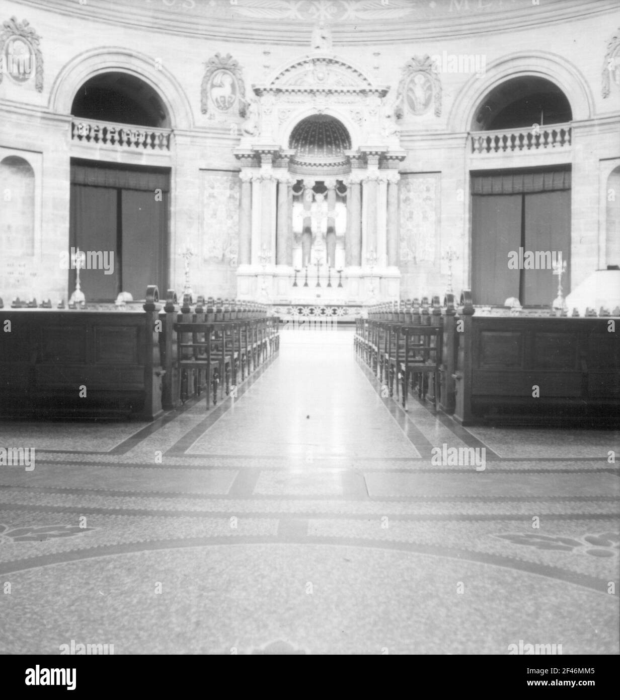 Travel photos. Interior of a church. View to the altar Stock Photo - Alamy