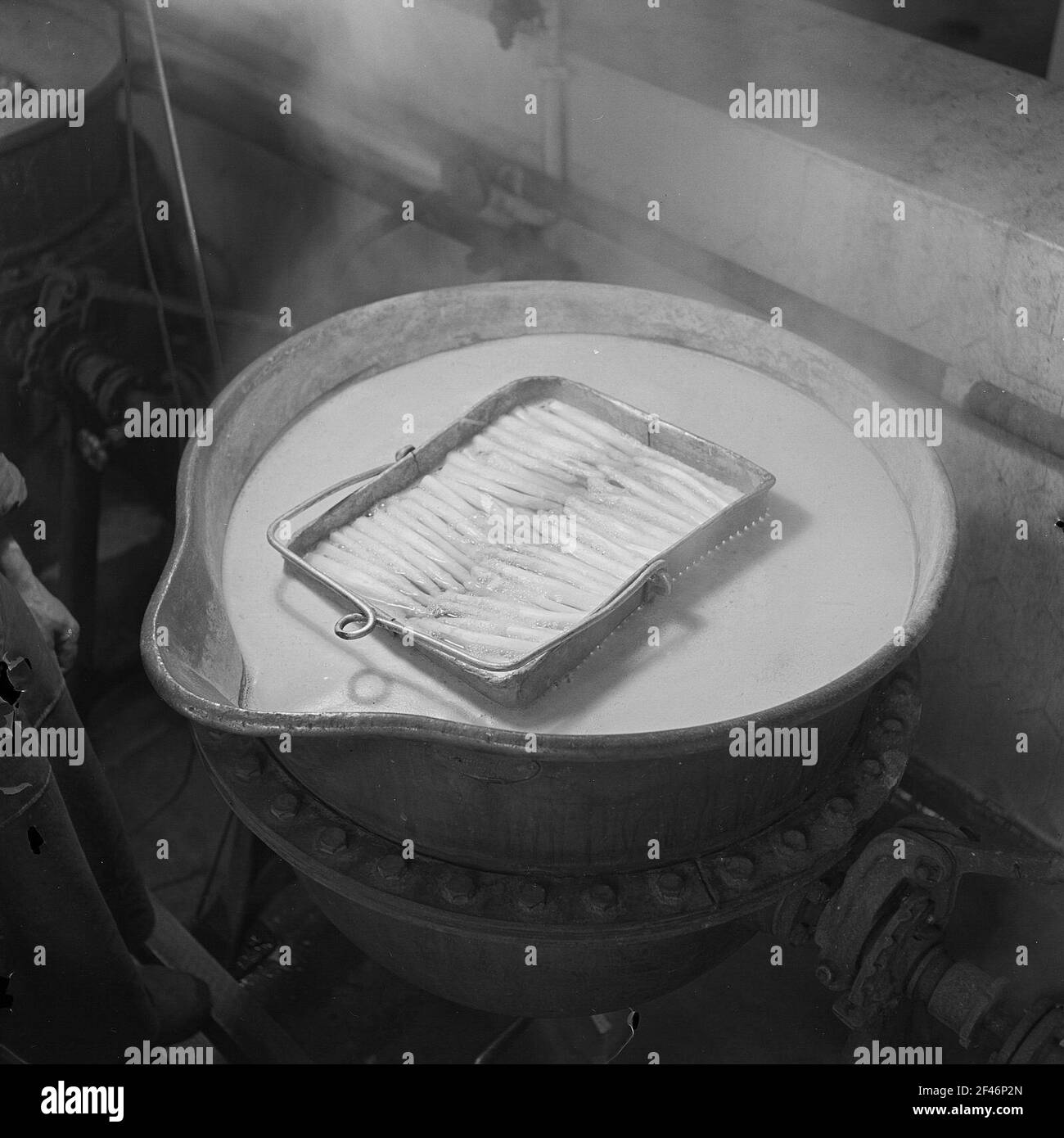 Blanching asparagus hi-res stock photography and images - Alamy