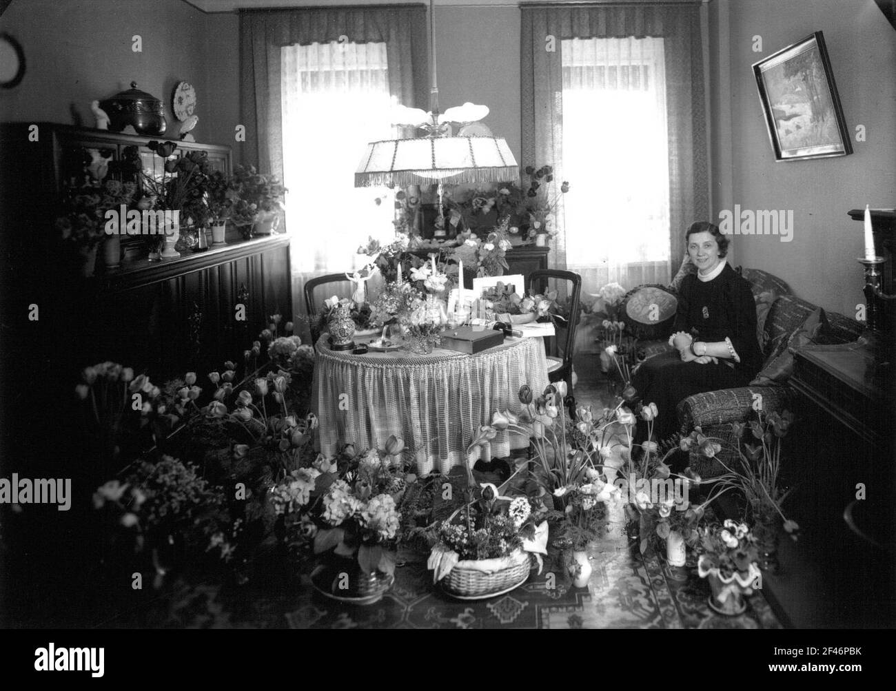 Schneidermeister Marie Kirchner in her living room with flowers for the ...