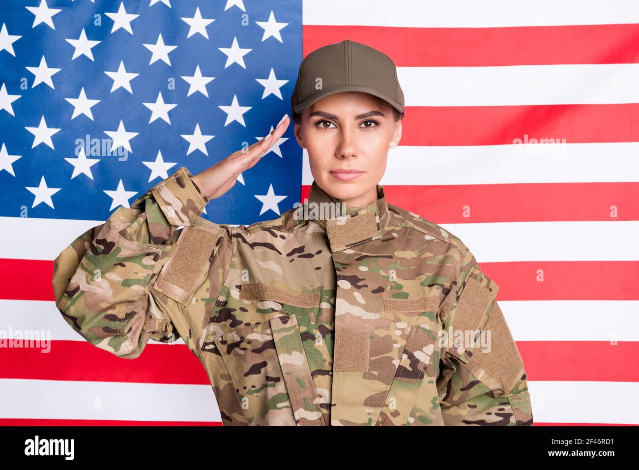 American female soldier saluting flag hi-res stock photography and ...