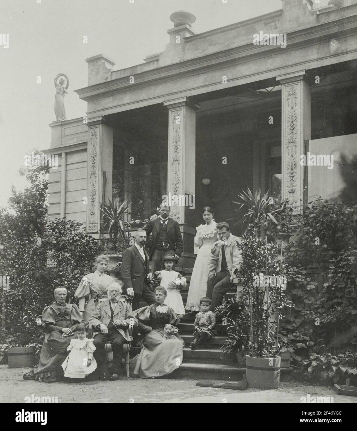 Leipzig, Karl-Heine-Straße 2. The Max Klingers family in front of the ...