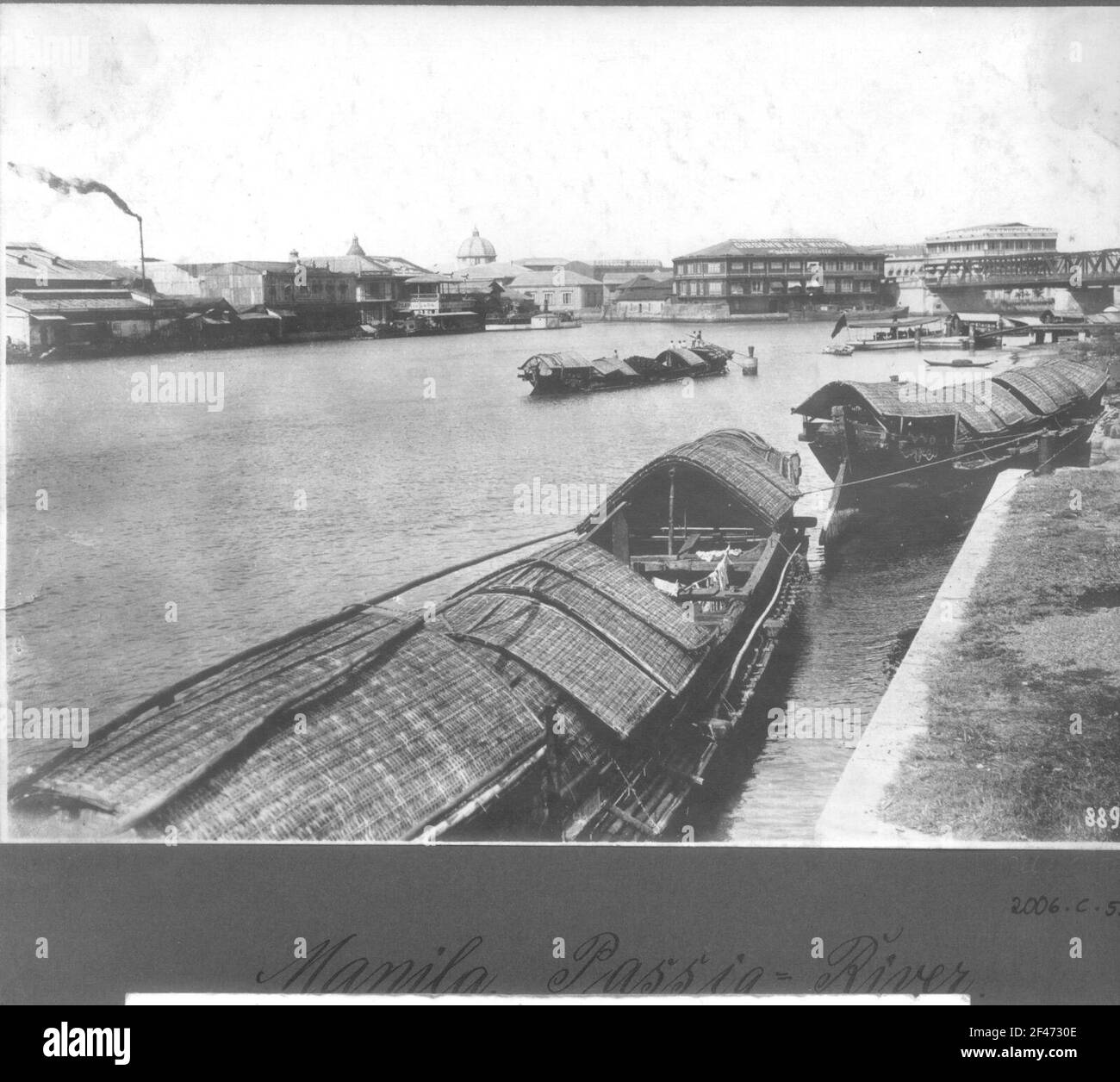 Manila, Philippines. Pasy with Junks. View to the city Stock Photo - Alamy