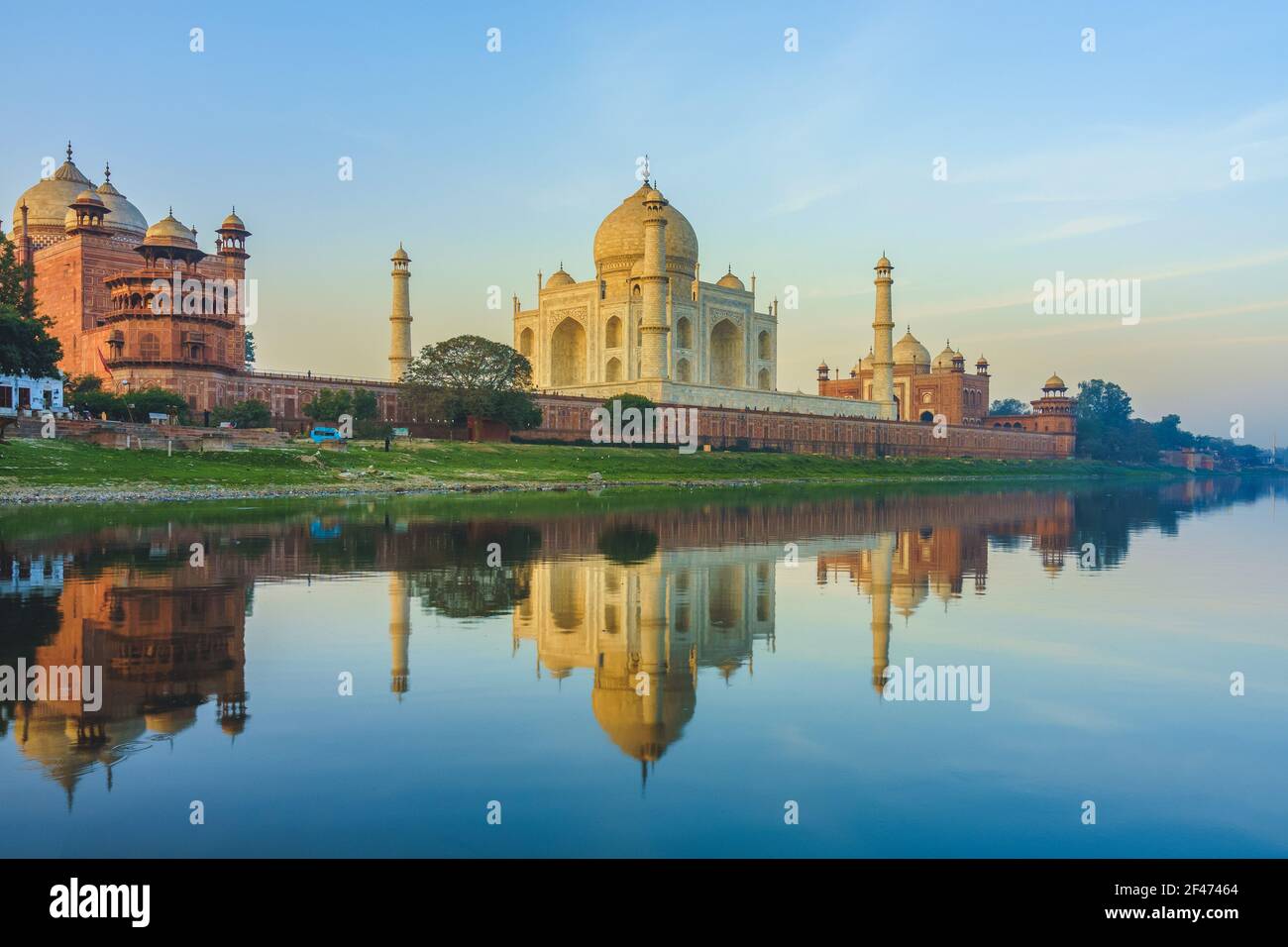 Taj mahal and the yamuna river hi-res stock photography and images - Alamy