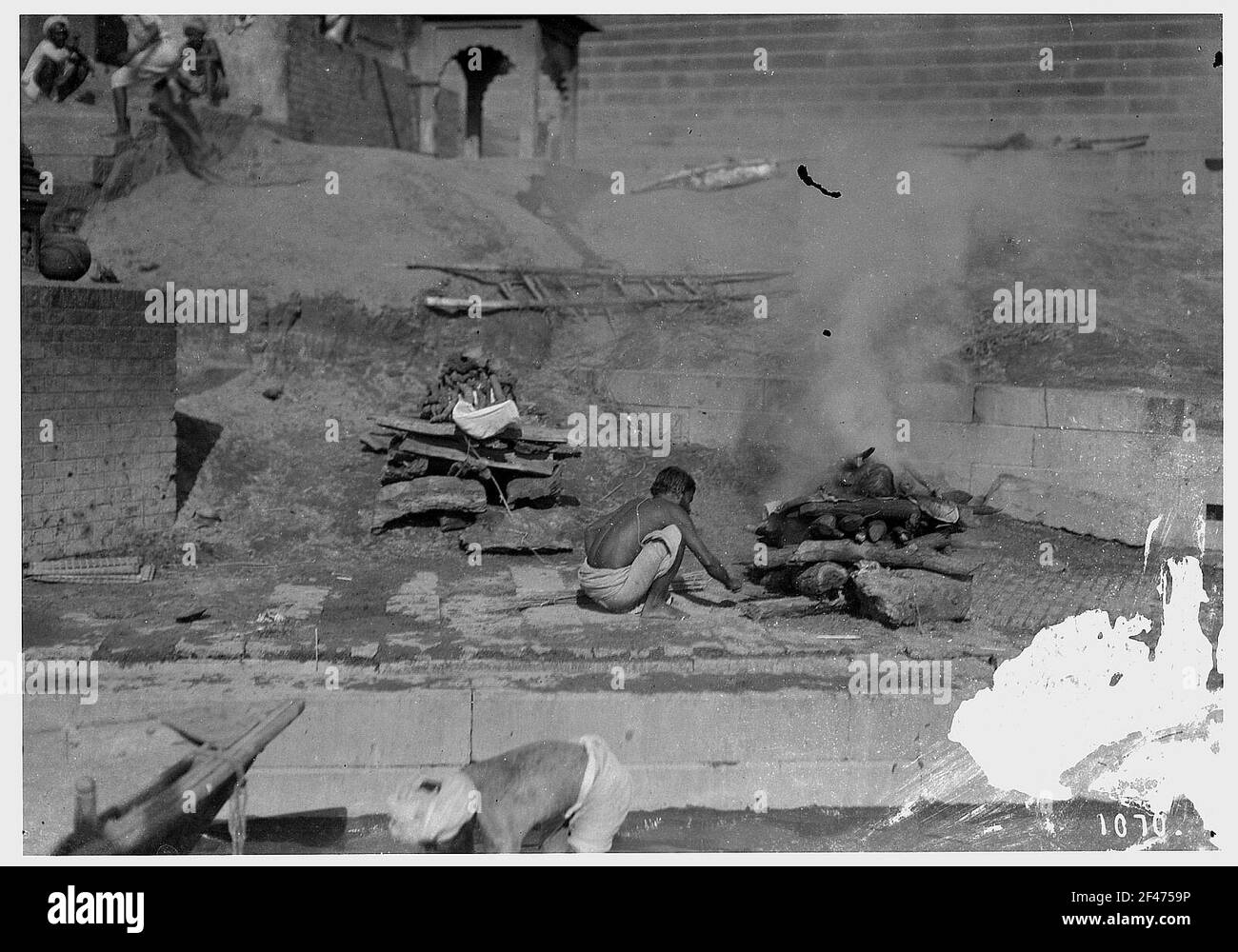 Varanasi (Benares), India. Hindu corpse burning Stock Photo - Alamy
