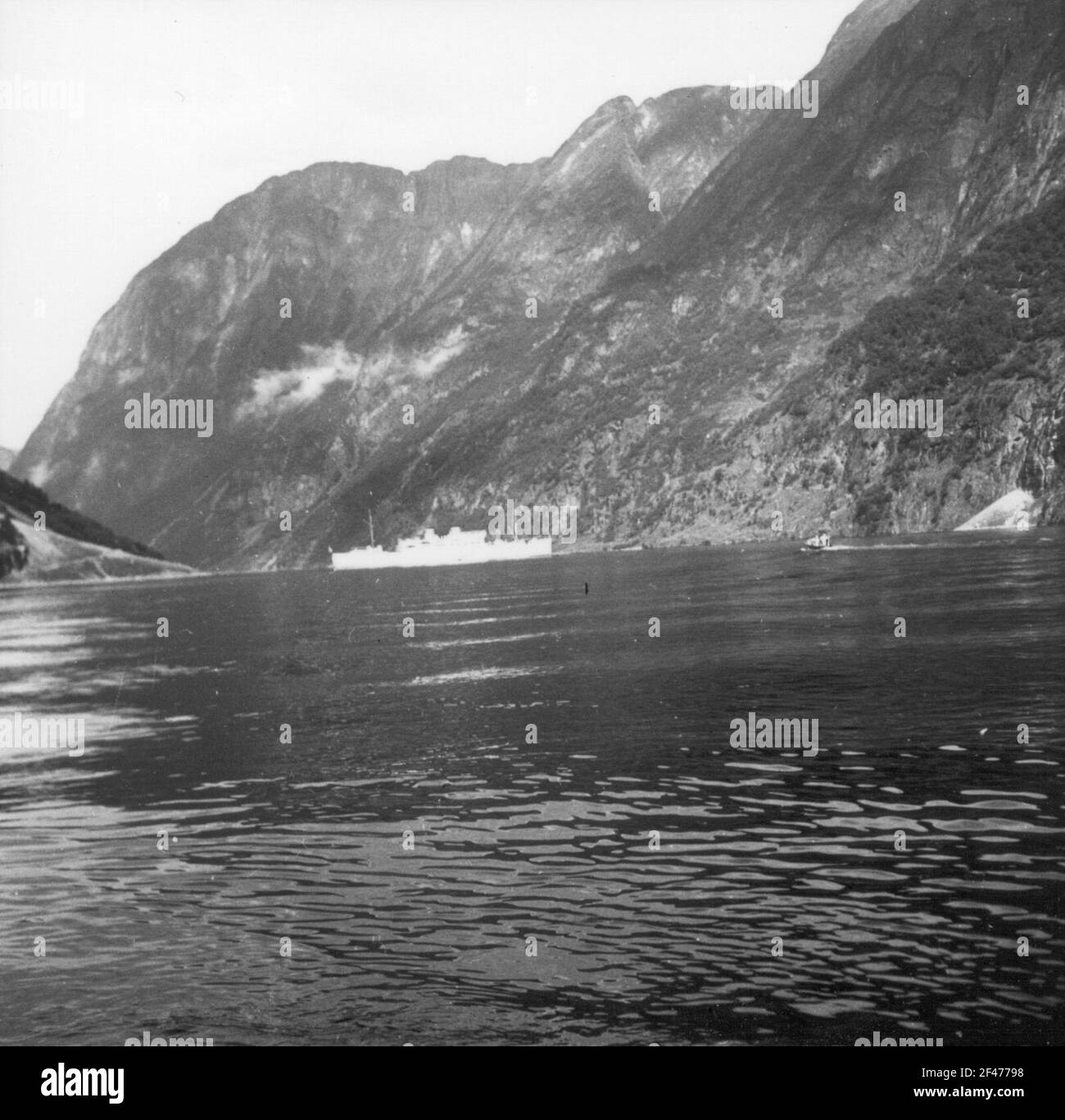 Travel photos Norway. The Milwaukee in front of the Norwegian coast ...