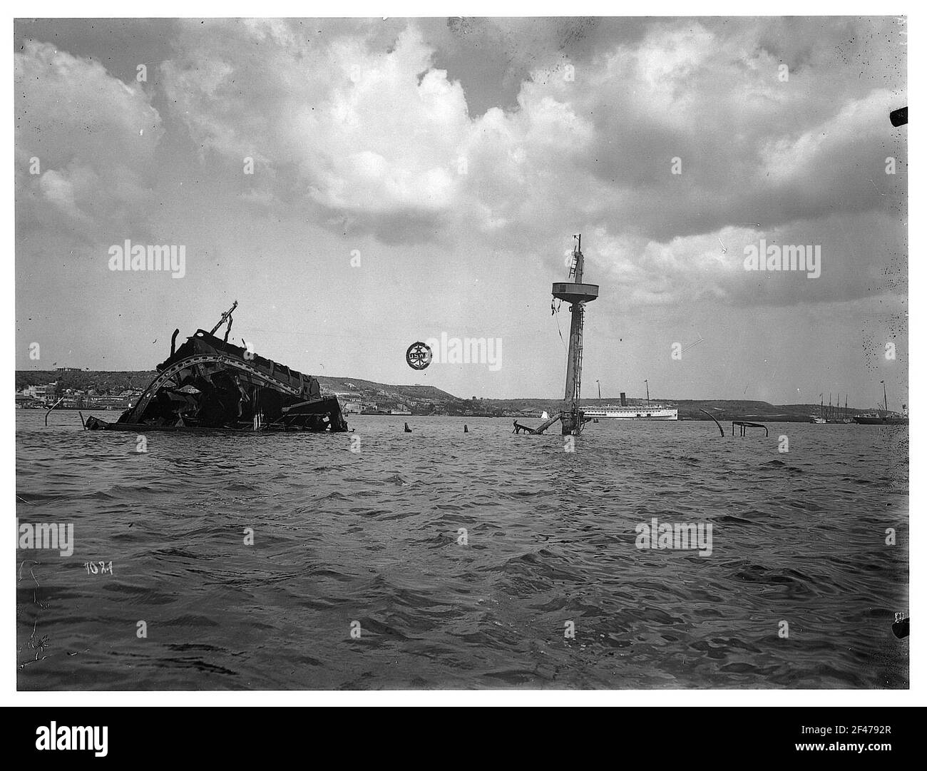Lifting wreck hi-res stock photography and images - Alamy