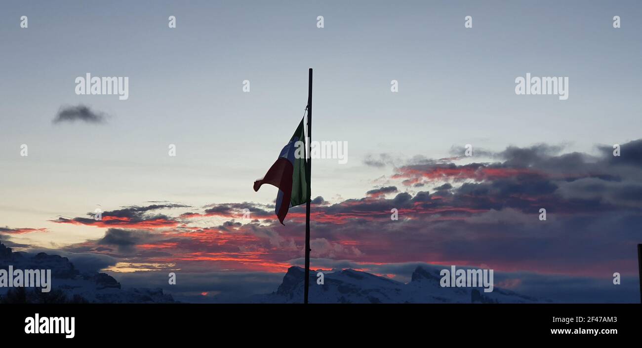 Italian flag flutters sun hi-res stock photography and images - Alamy