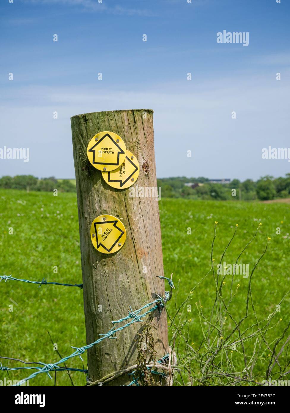 Public footpath signs hi-res stock photography and images - Alamy