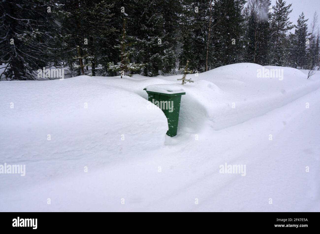 Snowy trash bin hi-res stock photography and images - Alamy