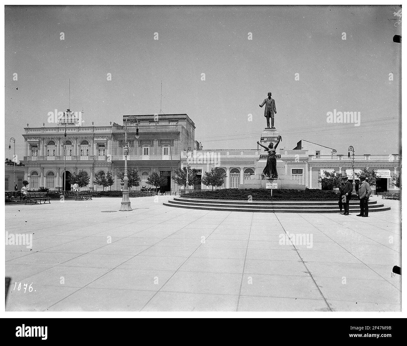 Revolution monument Cut Out Stock Images & Pictures - Alamy