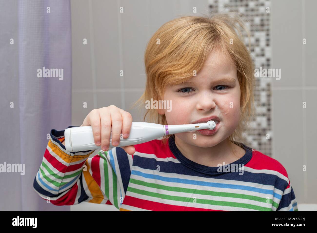 Electric tooth brush children hi-res stock photography and images - Alamy