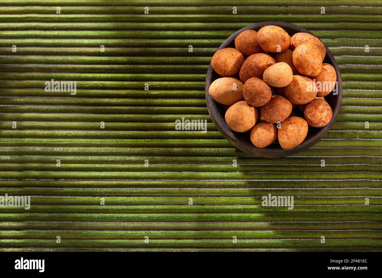 Organic Mexican peanuts in the bowl - Arachis hypogaea Stock Photo - Alamy