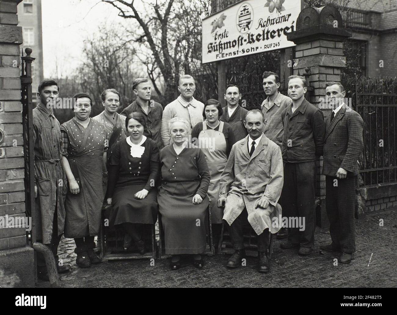Workforce of the sweet moskelierei Fa. Ernst Sohr Stock Photo - Alamy