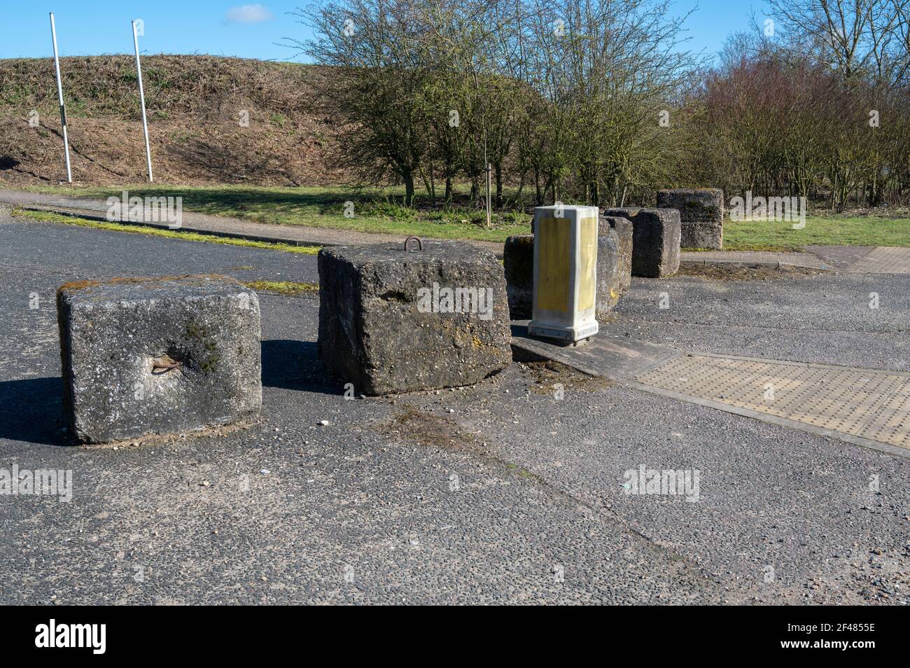 Concrete highway wall hi-res stock photography and images - Alamy