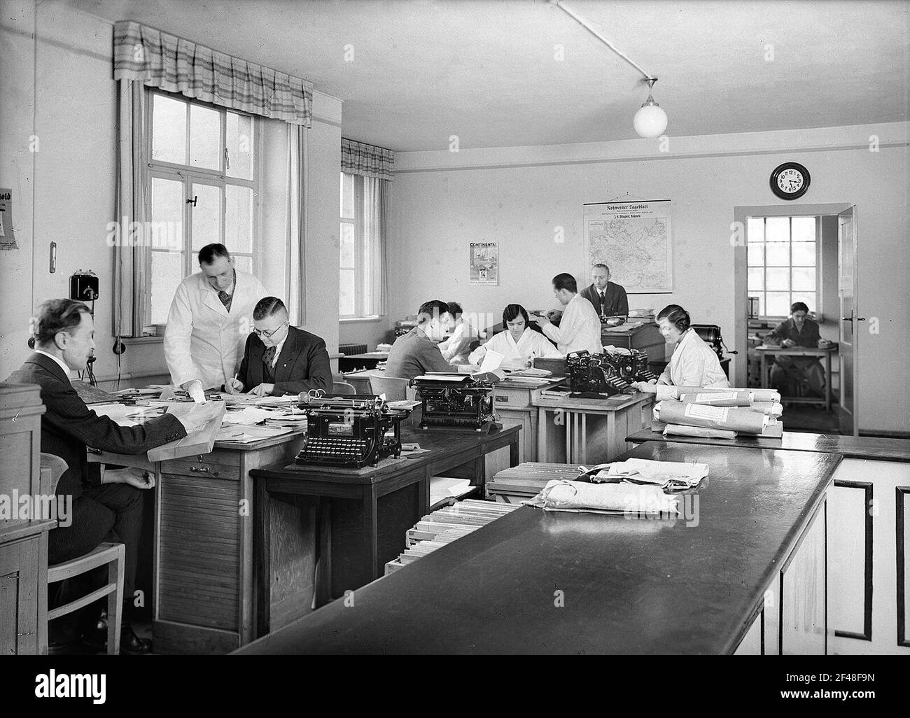 Early 1900s office workers hi-res stock photography and images - Alamy