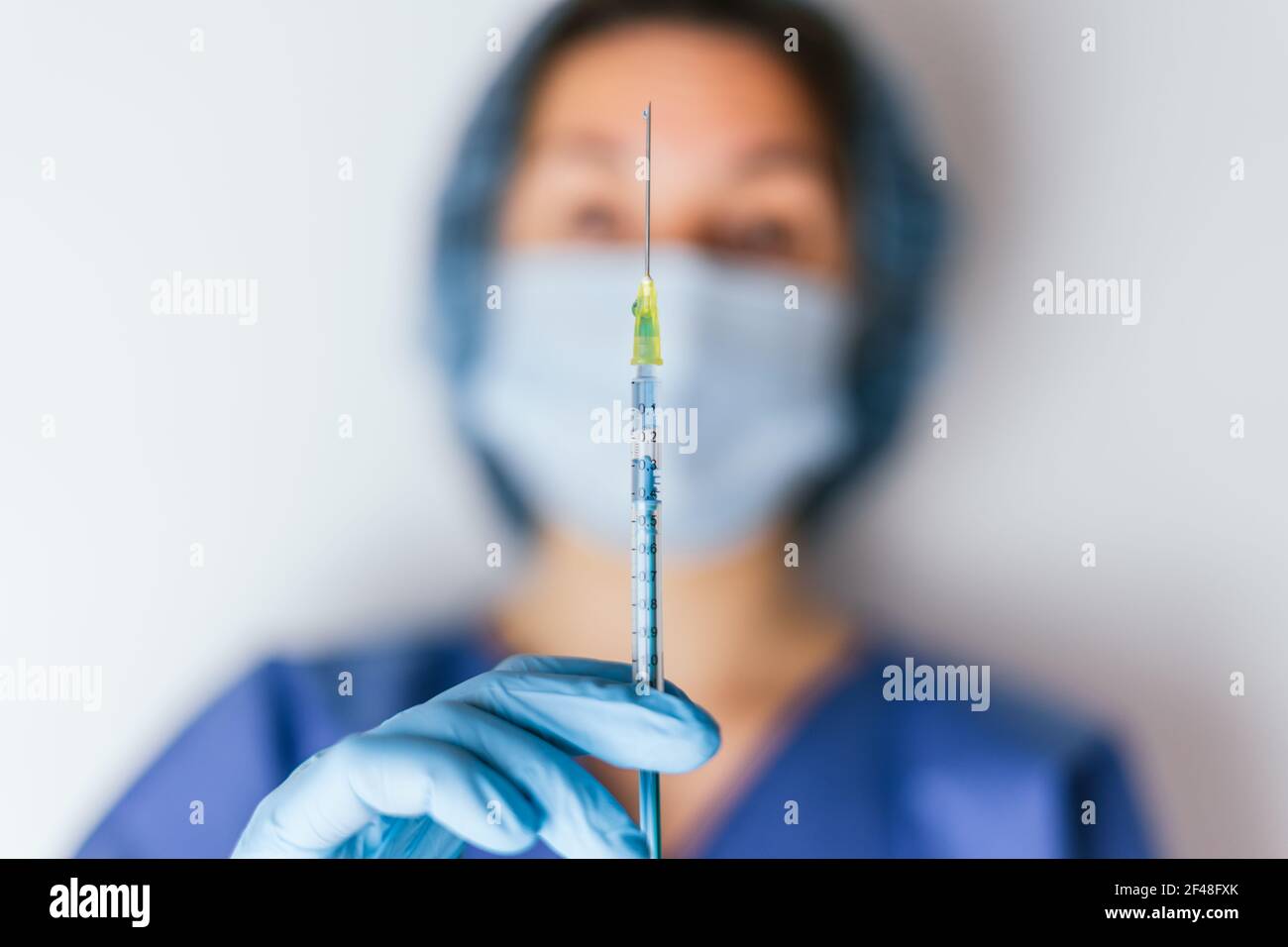Surgical gloved hands of a doctor with a syringe in her hands Stock ...