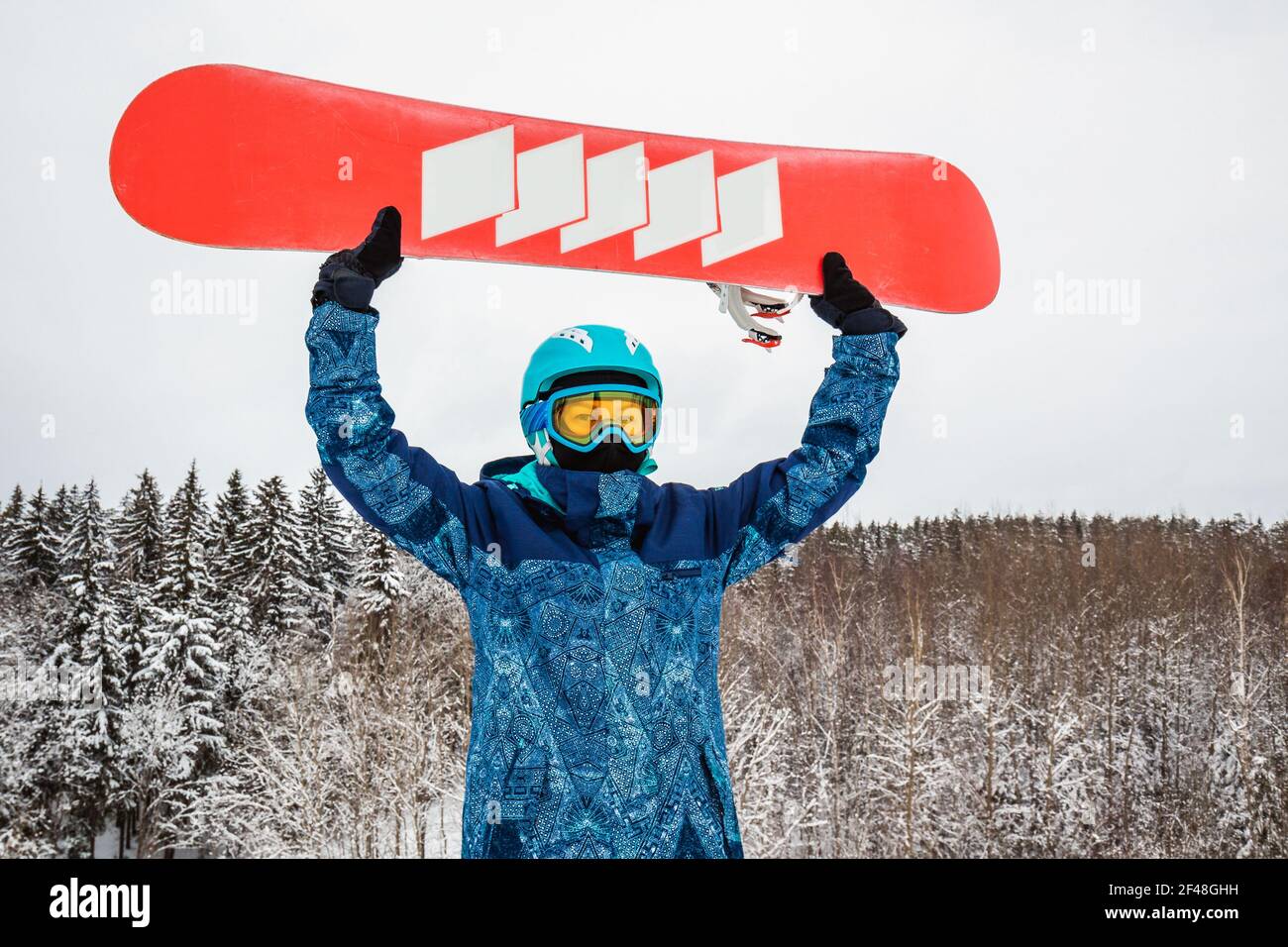 Person with a snowboard on the ski resort Stock Photo - Alamy
