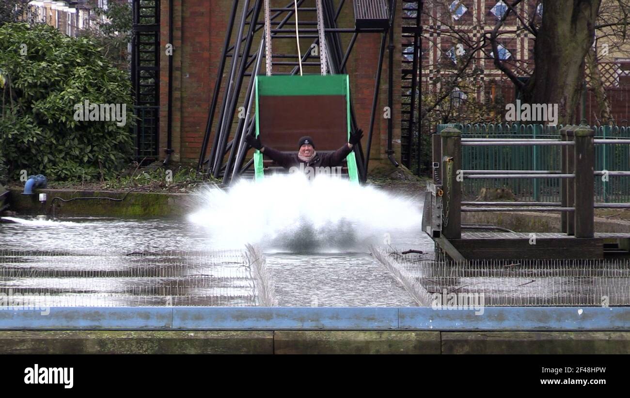 Splashboat hi-res stock photography and images - Alamy