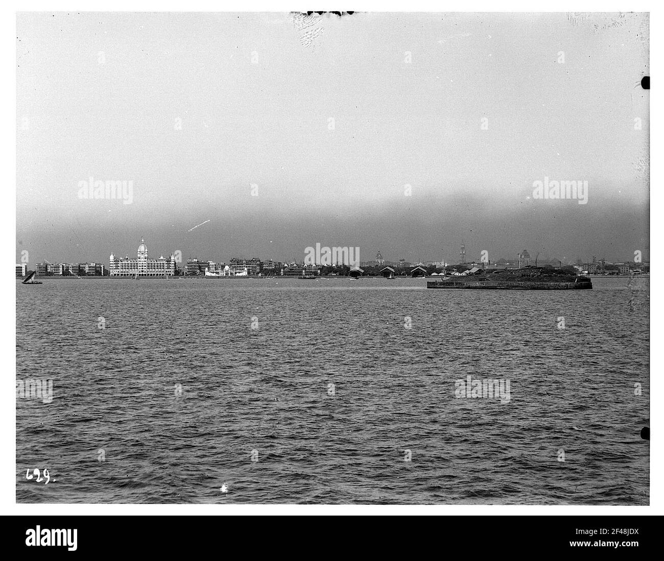 Bombay (India). View from board a high-sea passenger steamer on city ...