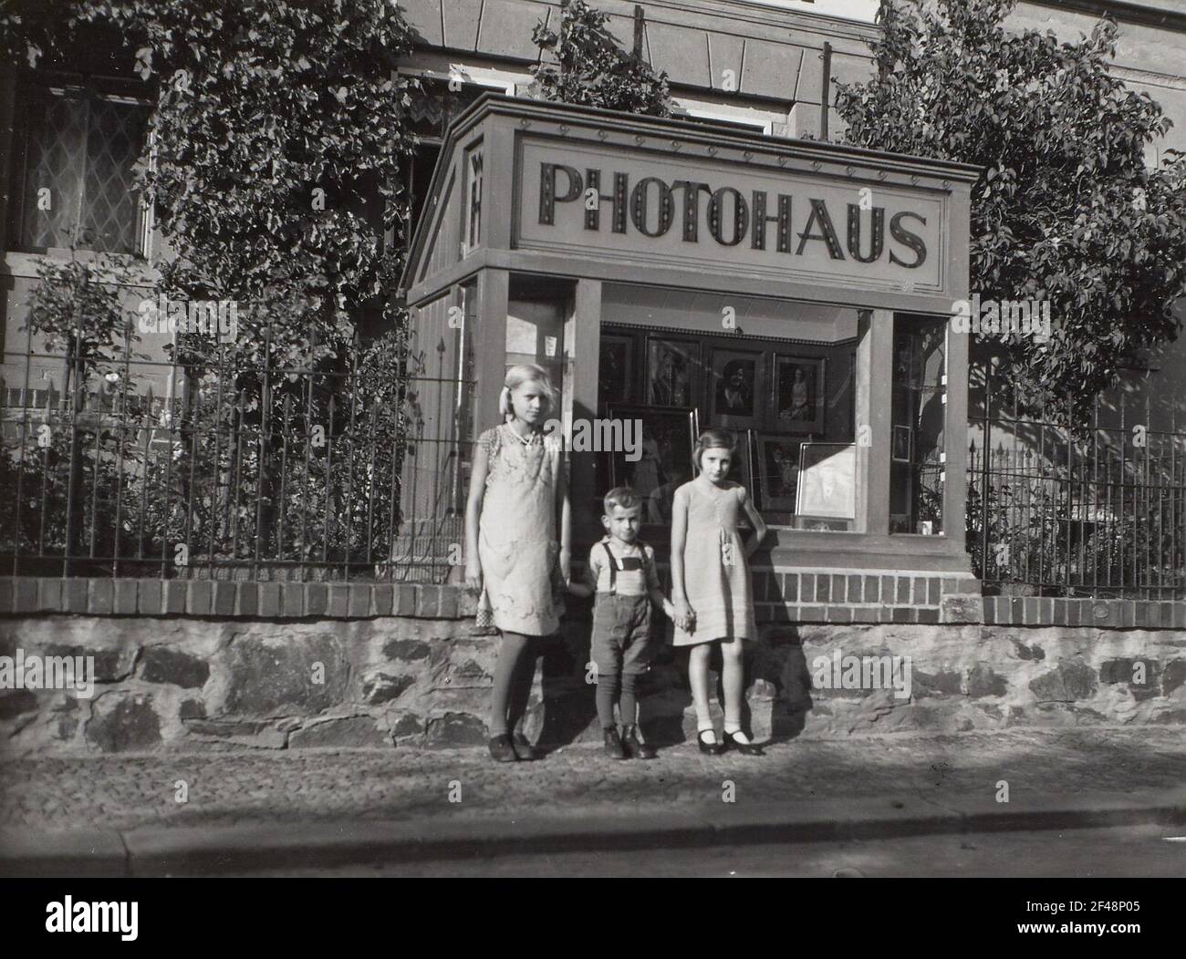 The siblings Günther and Sonnie Hanisch with a girlfriend before the ...