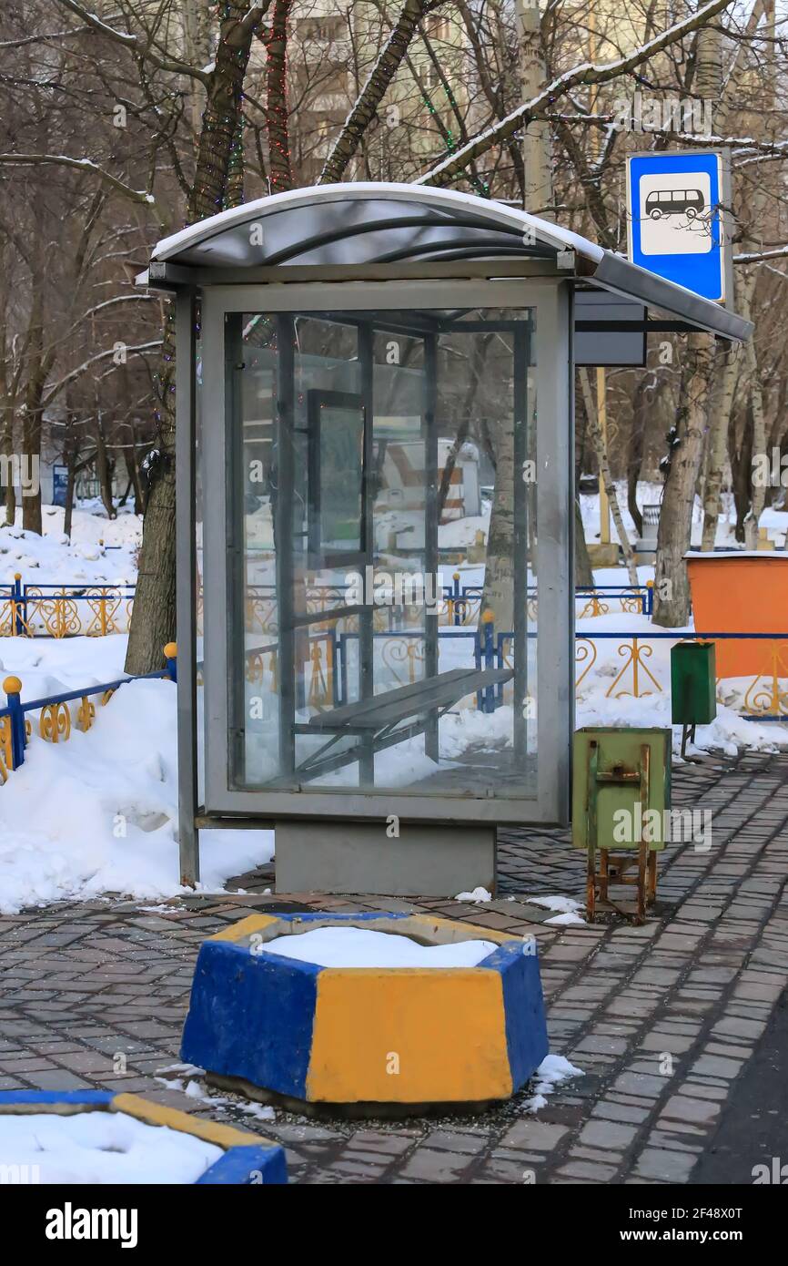 bus stop in the city in winter in the snow Stock Photo - Alamy
