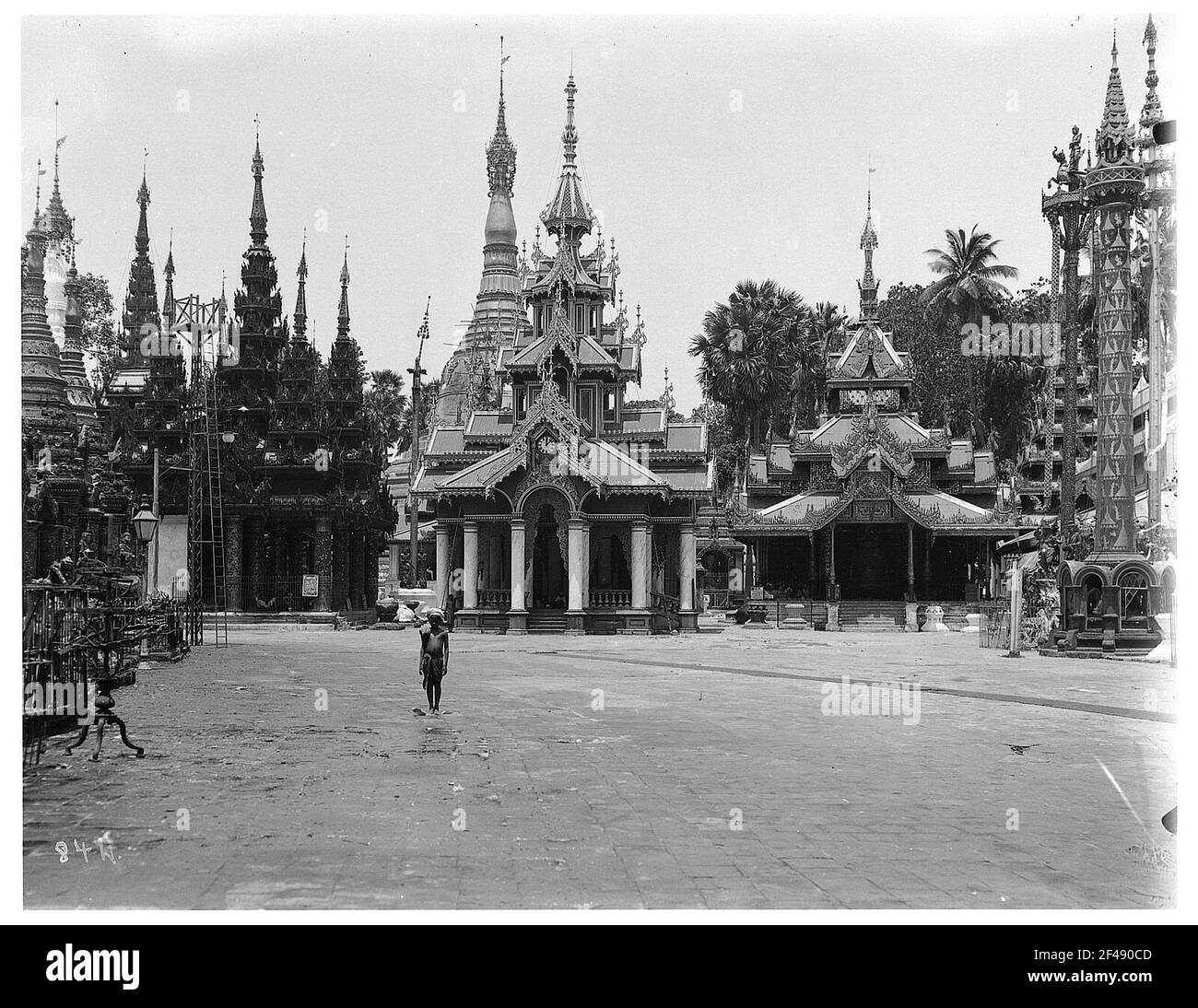 Rangonn, Burma. Temple system of Shwedagon pagoda Stock Photo - Alamy