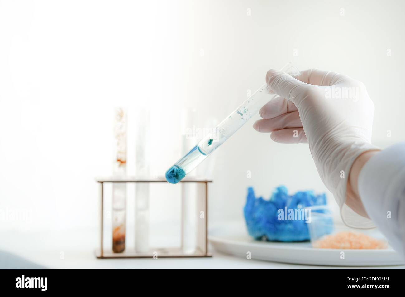 Chemistry experiment hi-res stock photography and images - Alamy