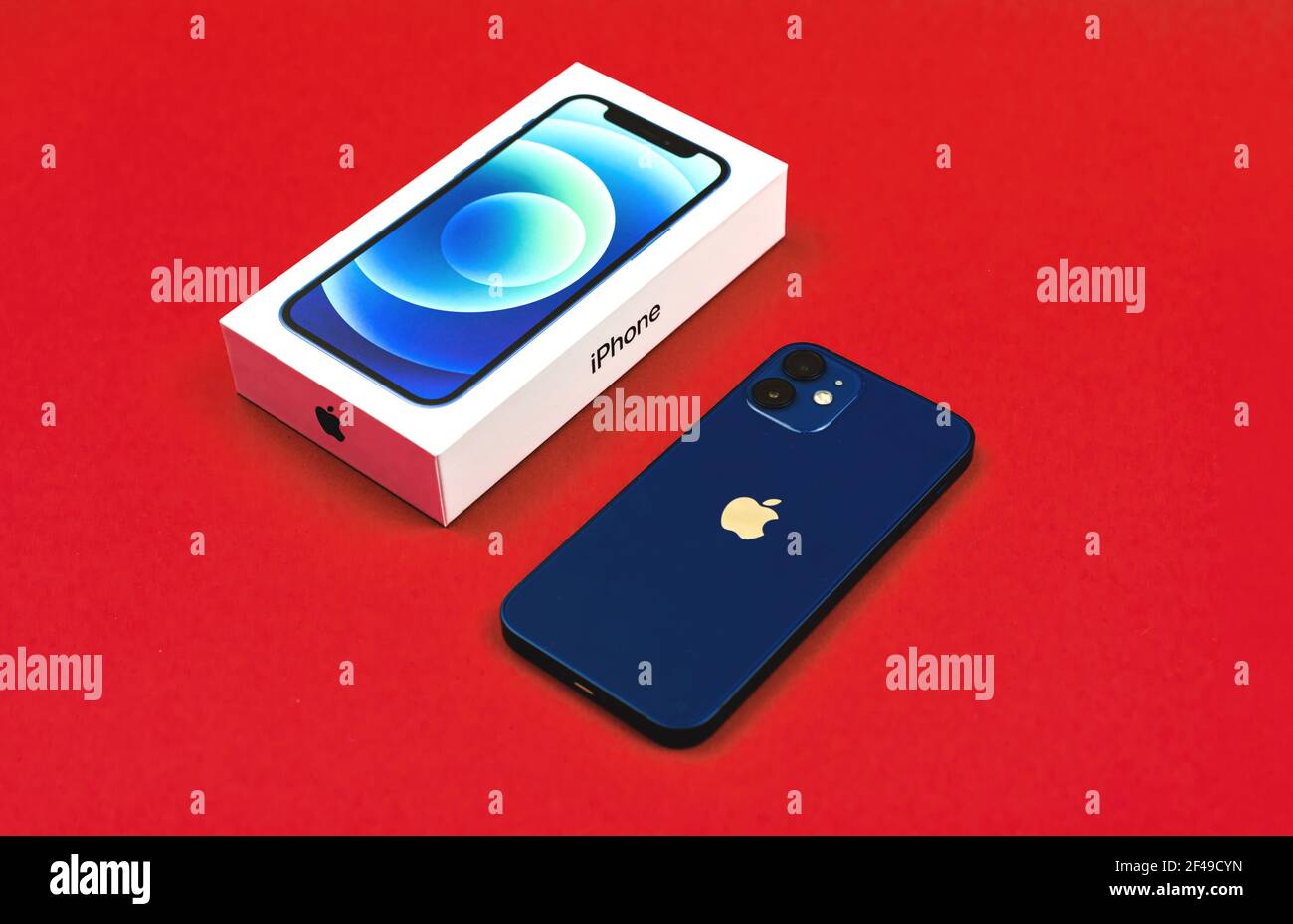 Iphone 12 pro max box hi-res stock photography and images - Alamy