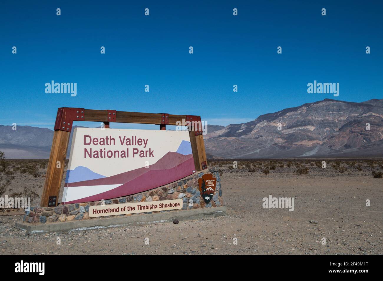 A welcome sign to Death Valley National Park Stock Photo - Alamy