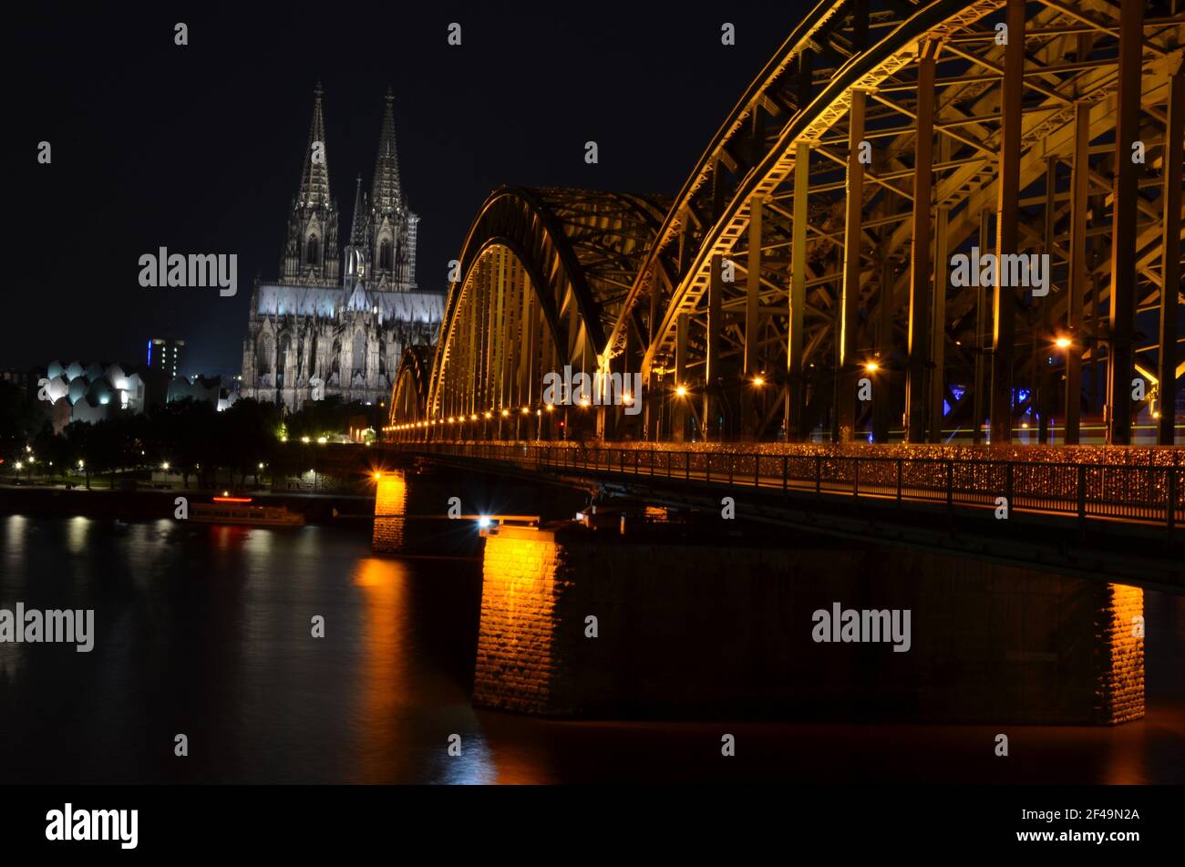 Cologne Cathedral and Hohenzollern Bridge at sunset / nighttime Stock ...