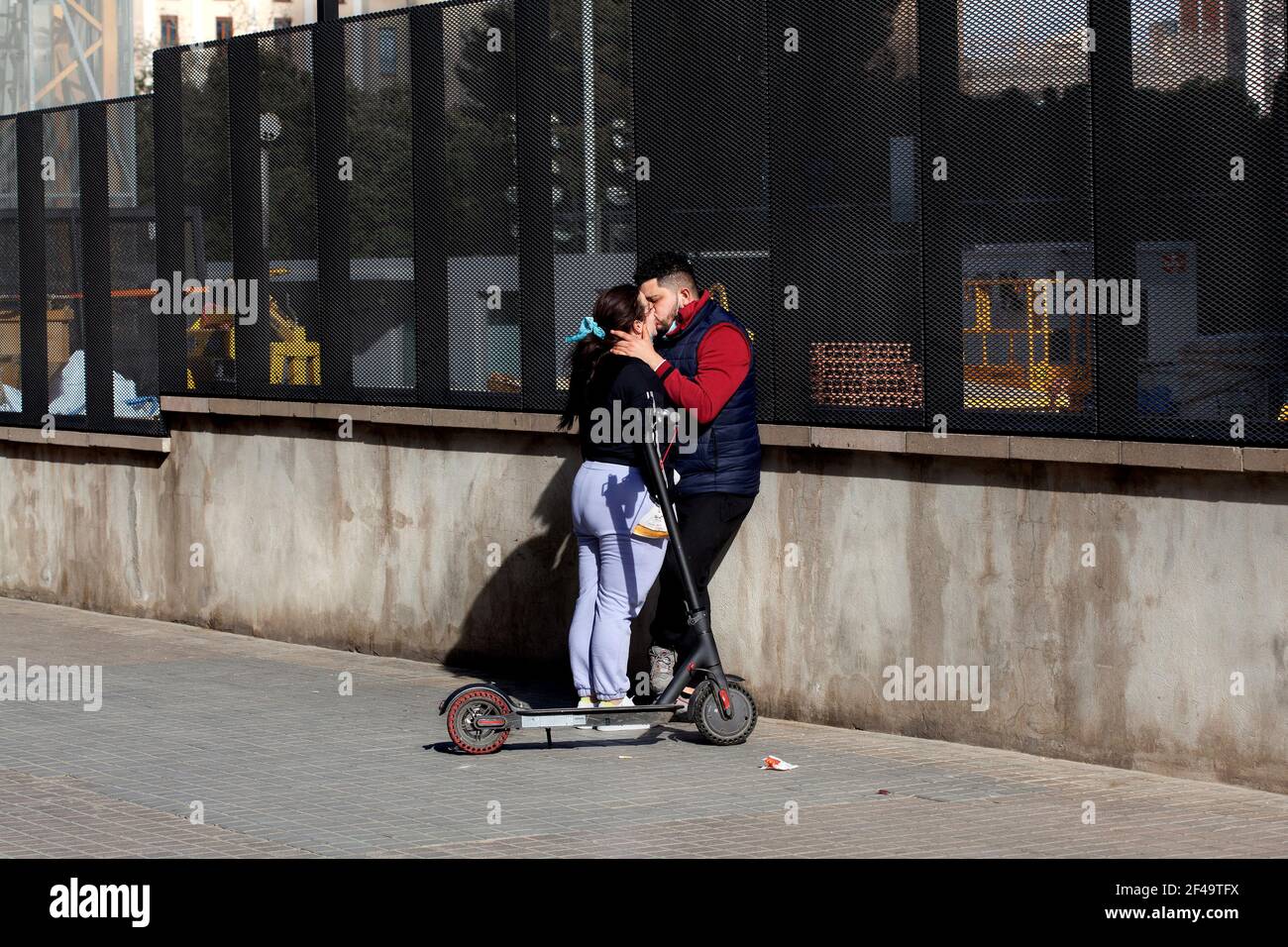 Man and woman kissing in public hi-res stock photography and images - Alamy