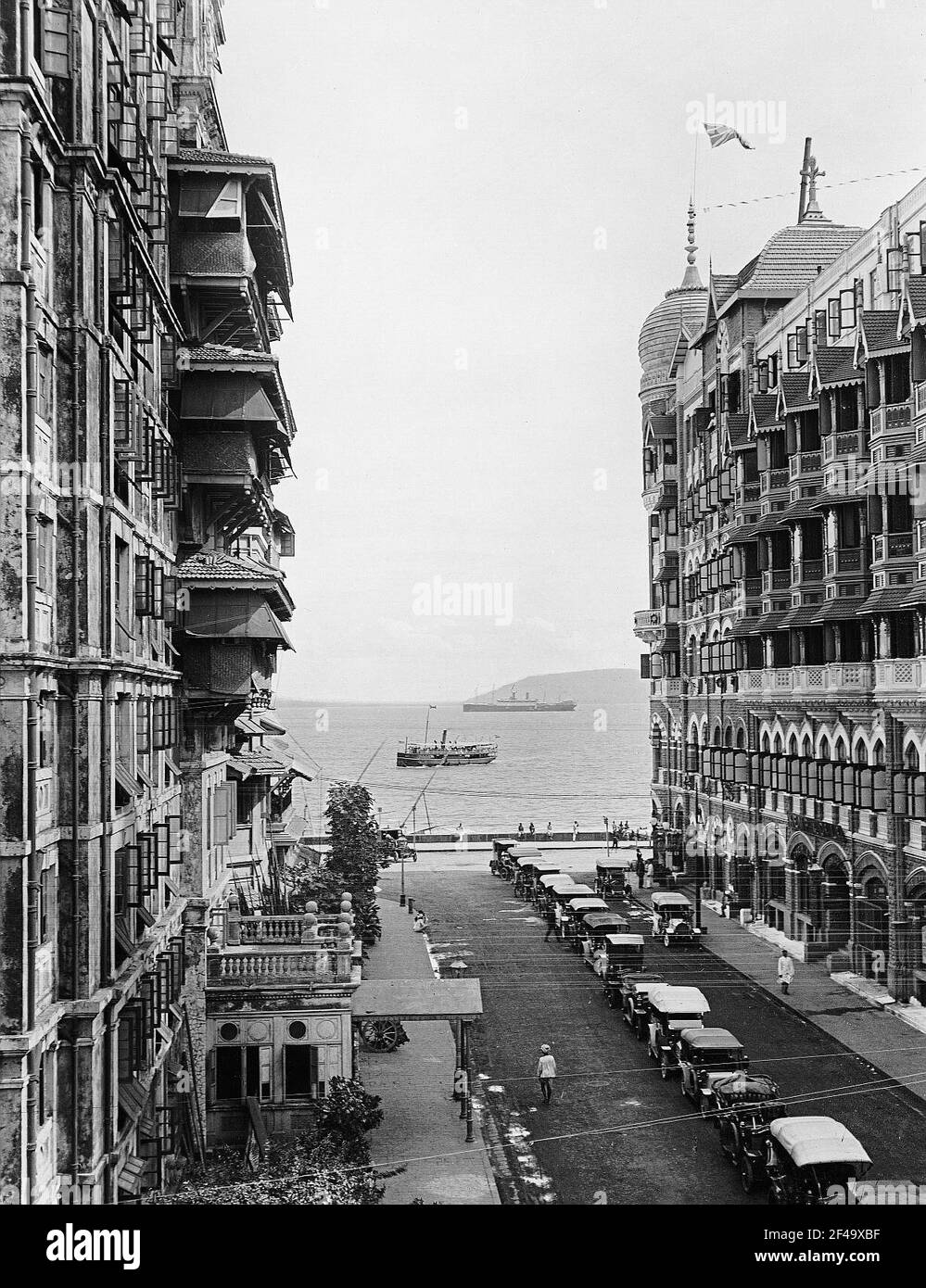 Bombay (India). Street escalated with parked automobiles and Taj-Mahal ...