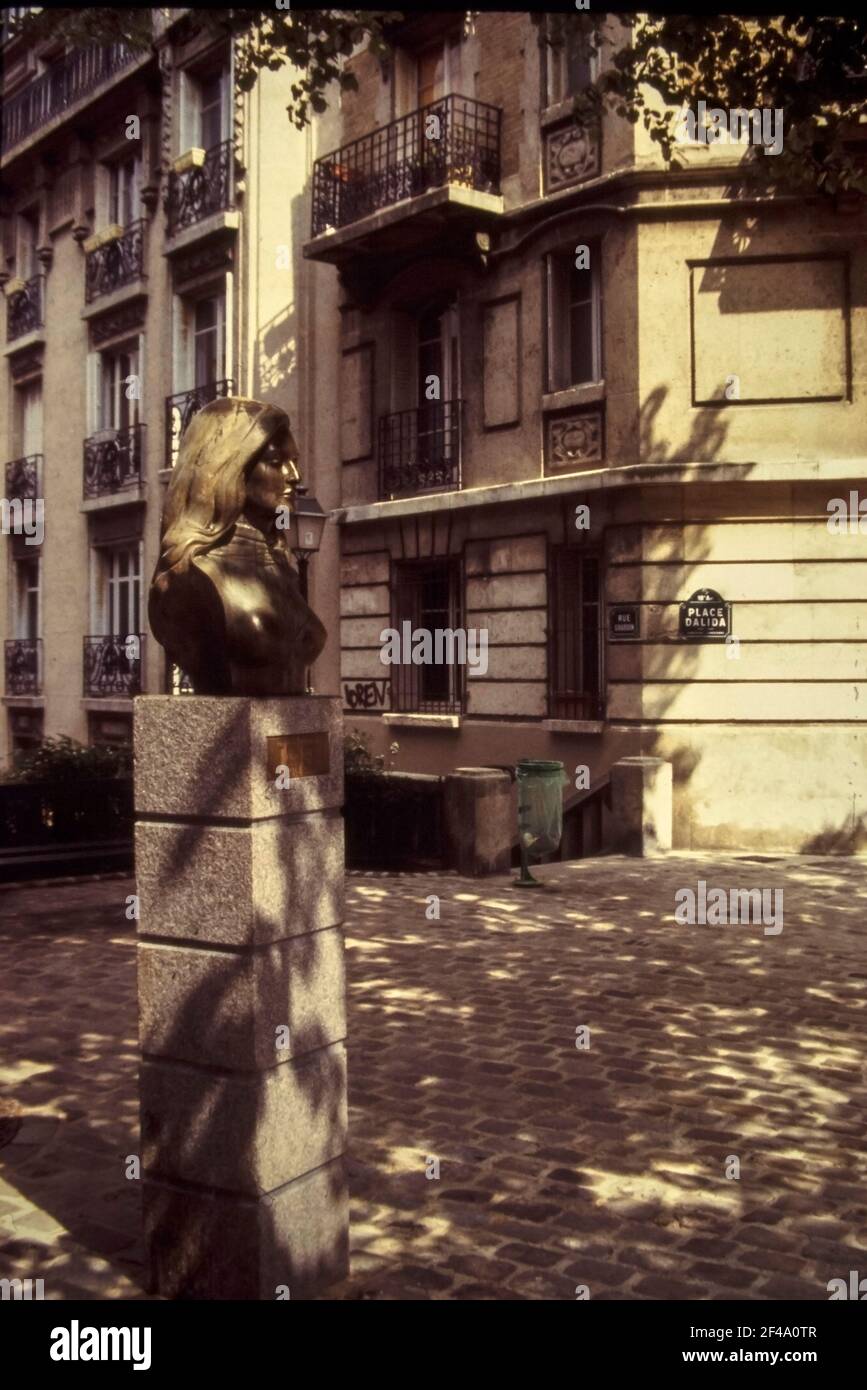 Place Dalida in Montmartre, Paris, with the singer's bust, in 2003 ...