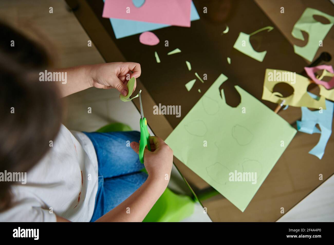 Children cutting paper hi-res stock photography and images - Alamy