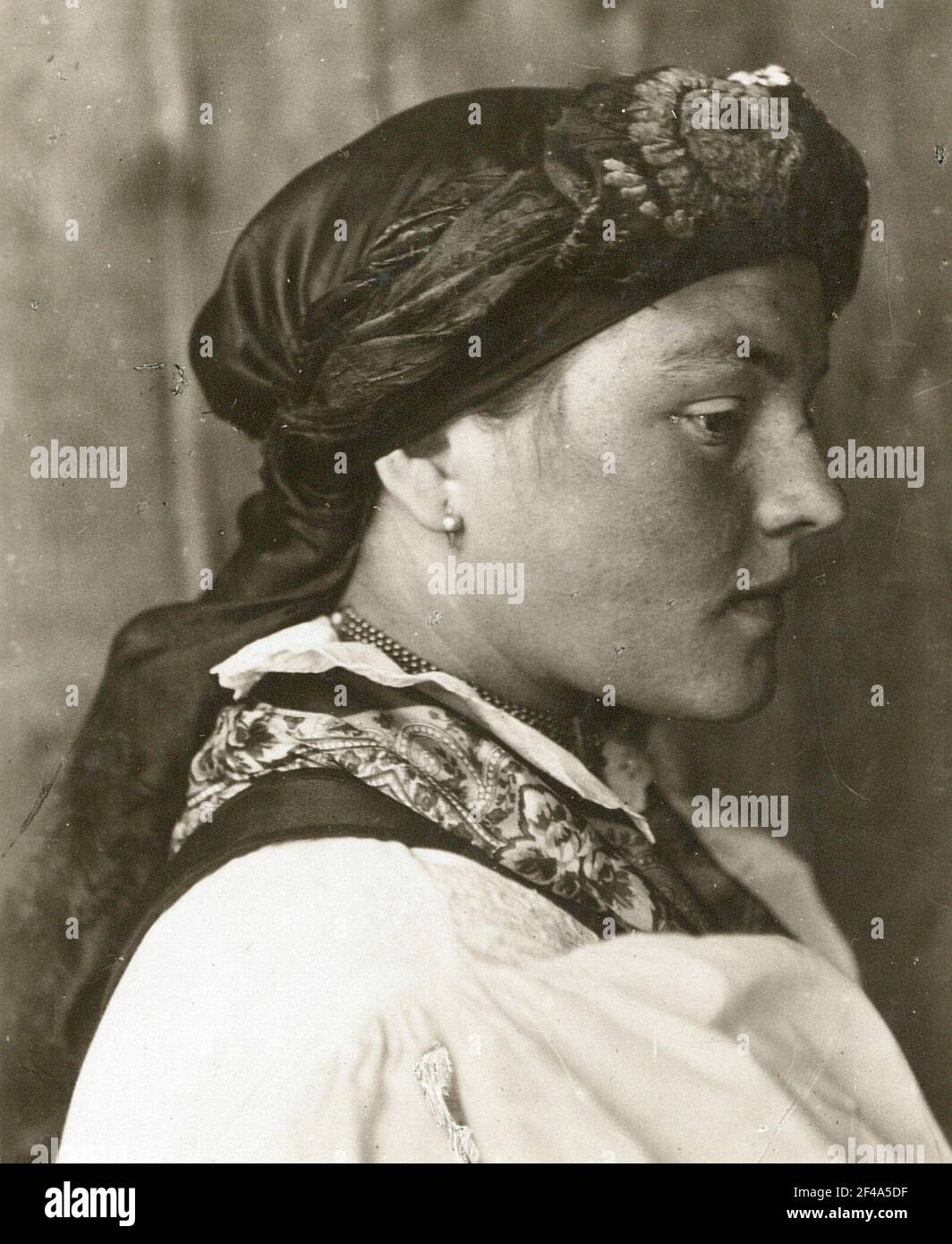 Egerland. Egerländerin with headgear, head, seen laterally Stock Photo ...